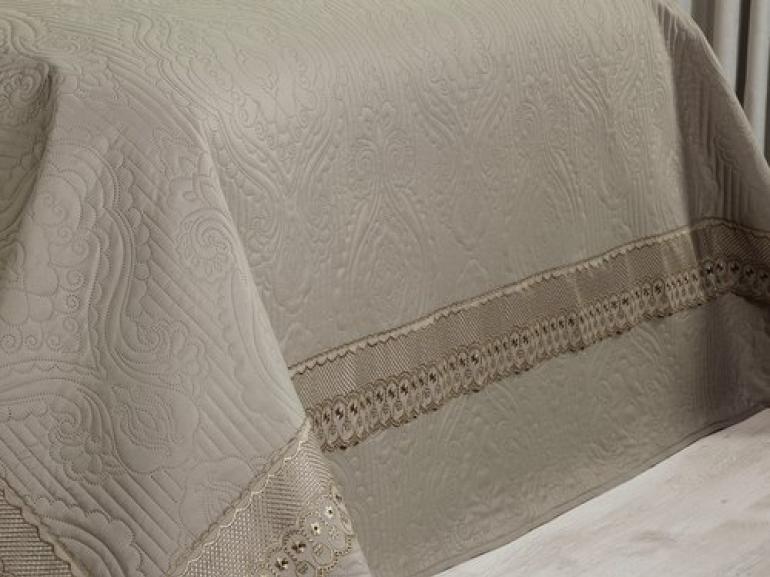 Kit: 1 Cobre-leito Casal + 2 Porta-travesseiros Microfibra Toque Acetinado com Bordado Inglês ...